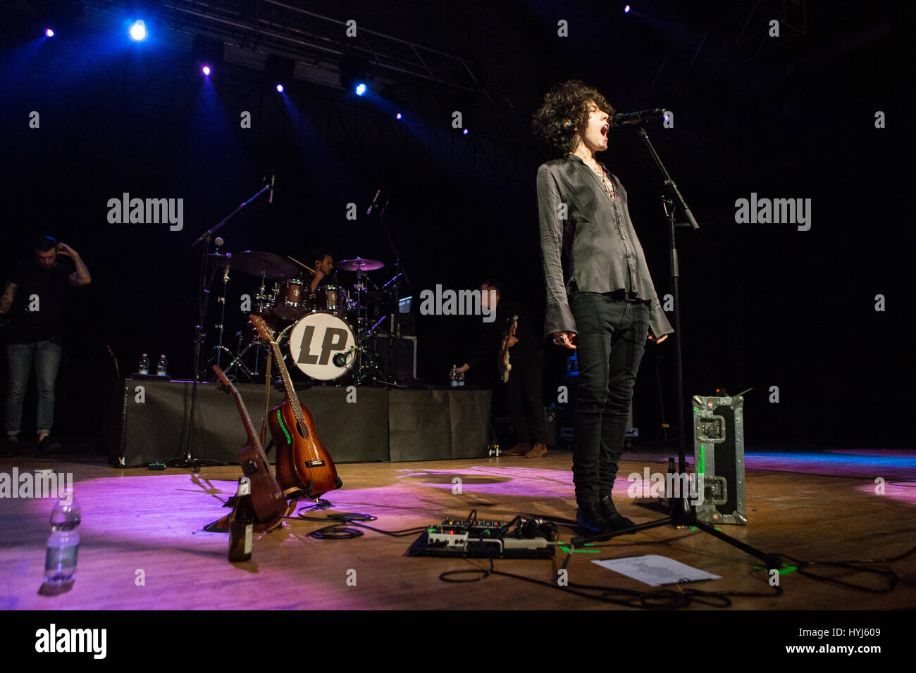 Milan Italie. 03e avril 2017. La chanteuse Laura Pergolizzi mieux connu ...