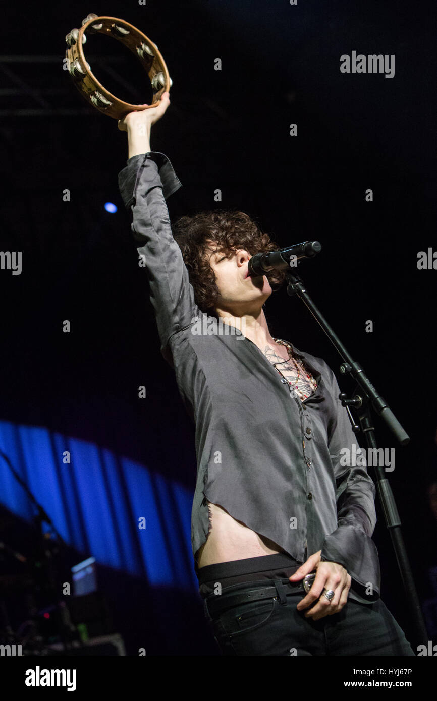 Milan Italie. 03e avril 2017. La chanteuse Laura Pergolizzi mieux connu ...