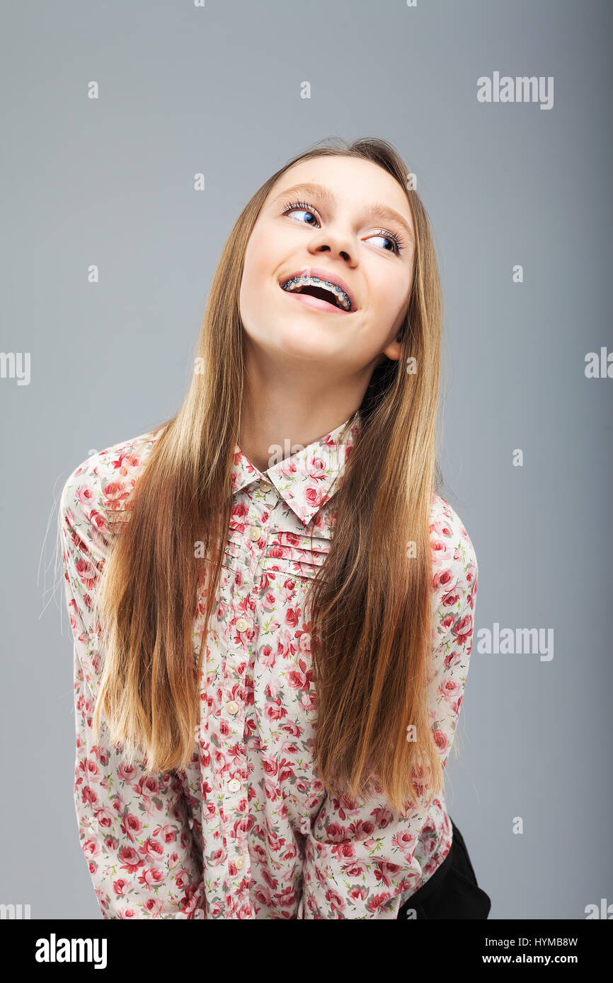 Happy Teen Laughing Close Up Portrait Of Girl Smiling Avec Accolades