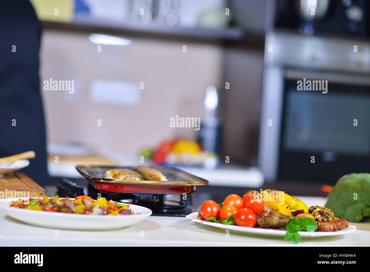 Saucisse grillée avec légumes grillés sur table de cuisine Photo Stock ...