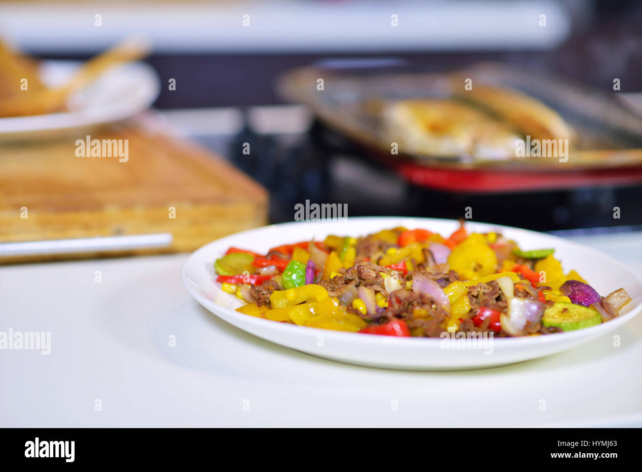 Saucisse grillée avec légumes grillés sur table de cuisine Photo Stock ...