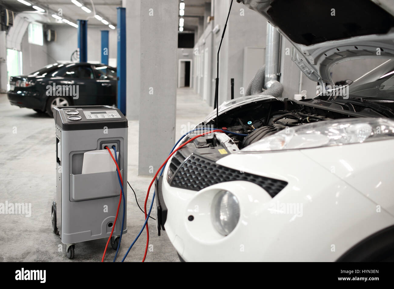 Le travail de mécanicien dans un atelier de réparation automobile ...