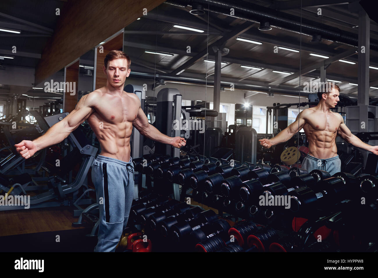 Male bodybuilder posing Banque de photographies et d’images à haute ...