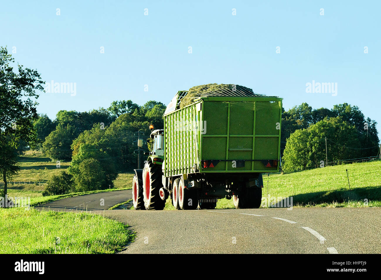 Tracteur avec remorque pleine de foin sur la route en Bourgogne-Franche ...