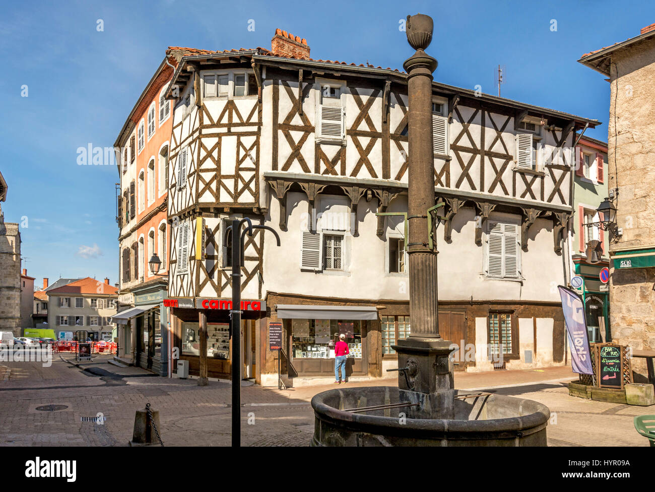 La place des Minimes. Maison à colombage. Ambert Puy-De-Dôme Auvergne ...