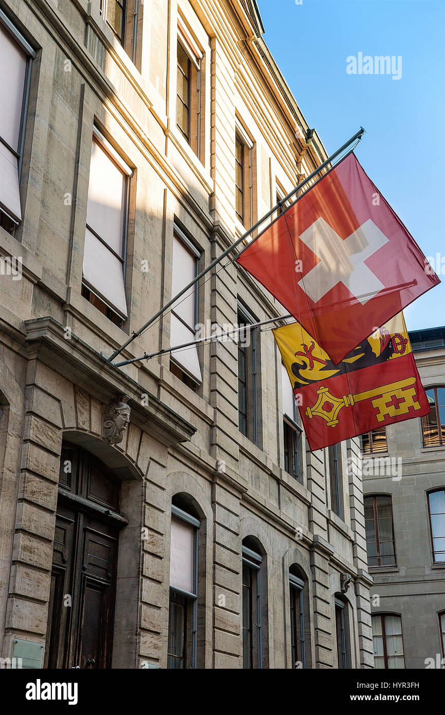 Les drapeaux sur la Place de la Taconnerie vieille ville à Genève ...