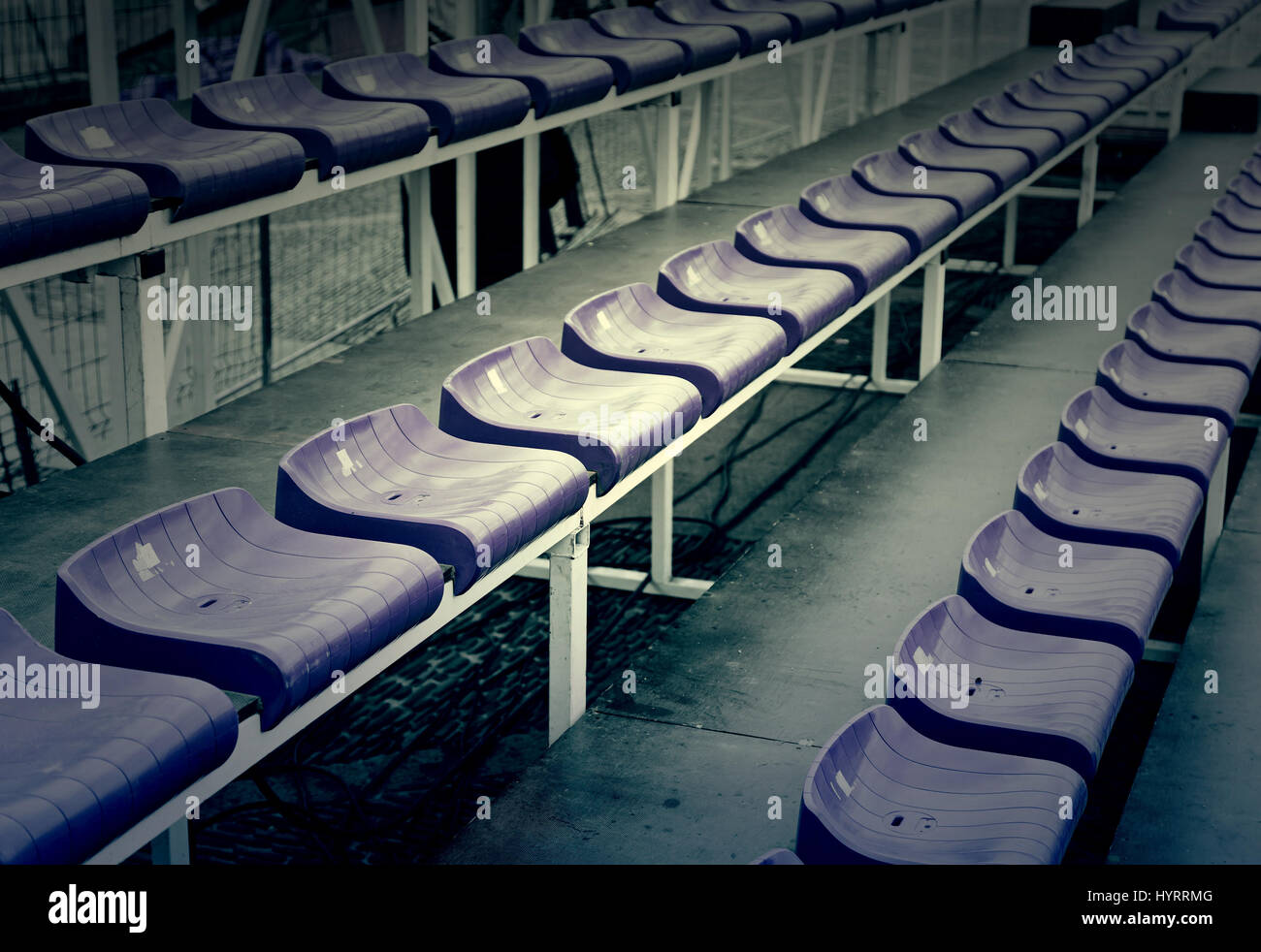 Des gradins dans un stade de football, détail d'une salle de sport, un ...