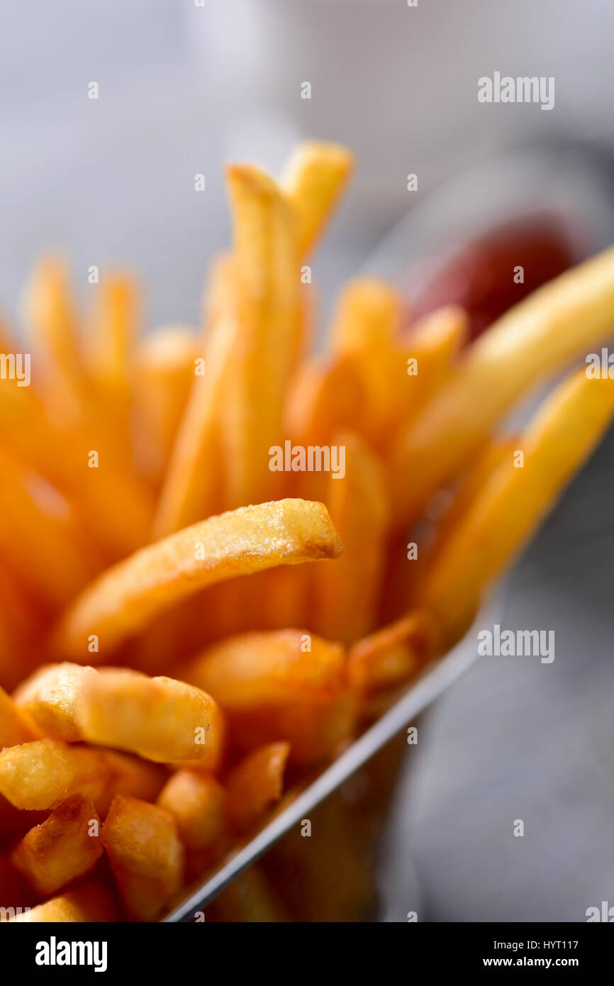 Libre de quelques frites appétissant servi dans un panier métallique et ...