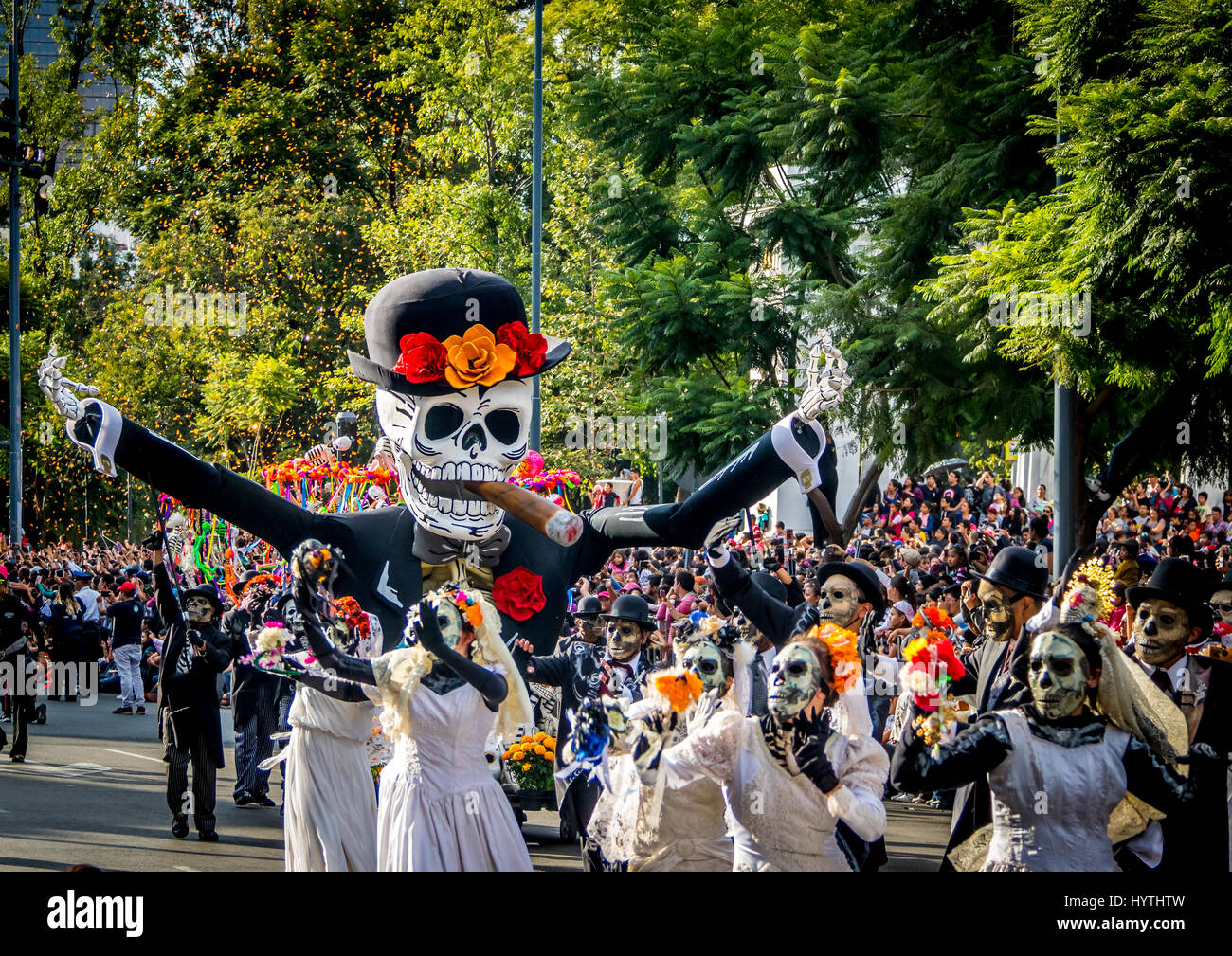 Le Jour des morts (Dia de los Muertos) défilé dans la ville de Mexico ...