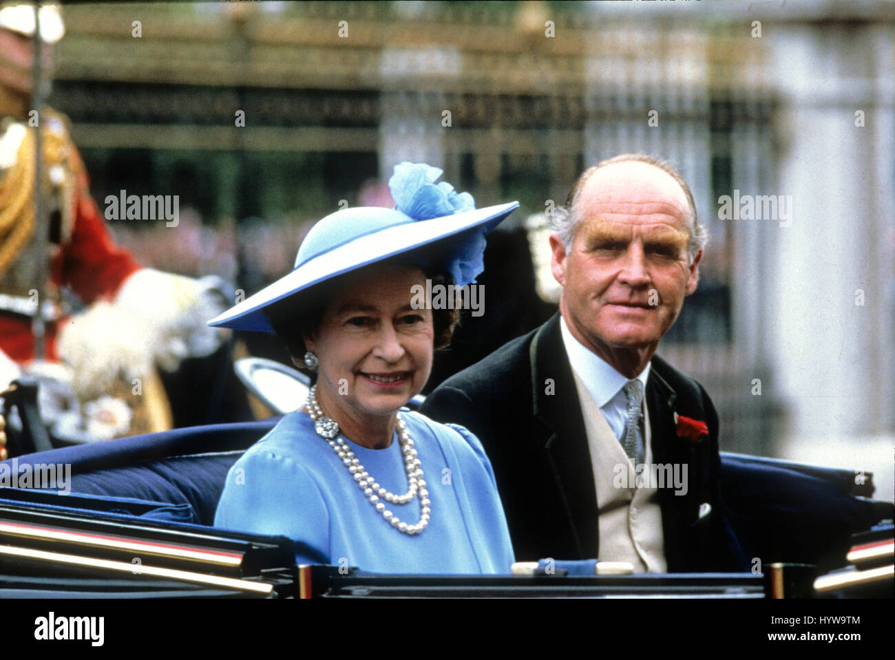 La reine Elizabeth II et le grand Ronald Ferguson, père de la mariée ...