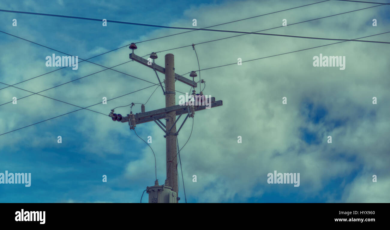 Flou dans philippines un poteau électrique avec transformateur et le ...