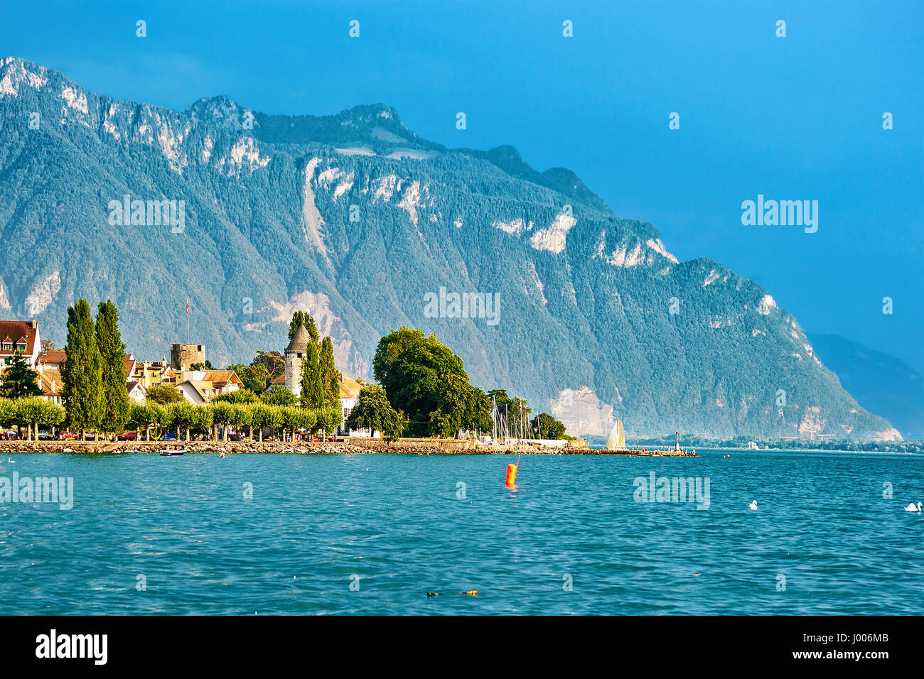 Paysage avec montagnes des Alpes et Lac Léman Riviera de Vevey, canton ...