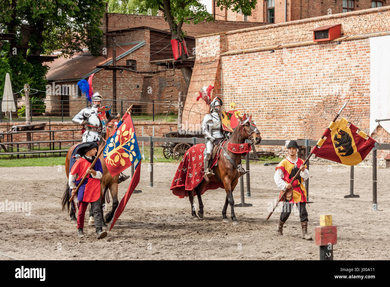 Chevaliers sur leurs chevaux avant présentation par tournoi dans Gniew ...
