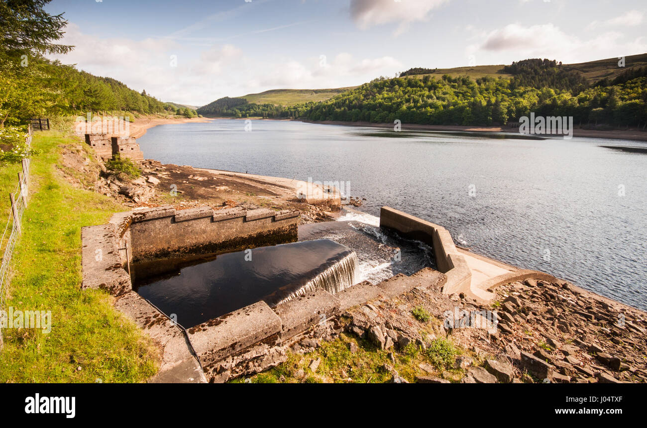 L'eau coule à travers un ponceau dans le lac réservoir Derwent dans la ...
