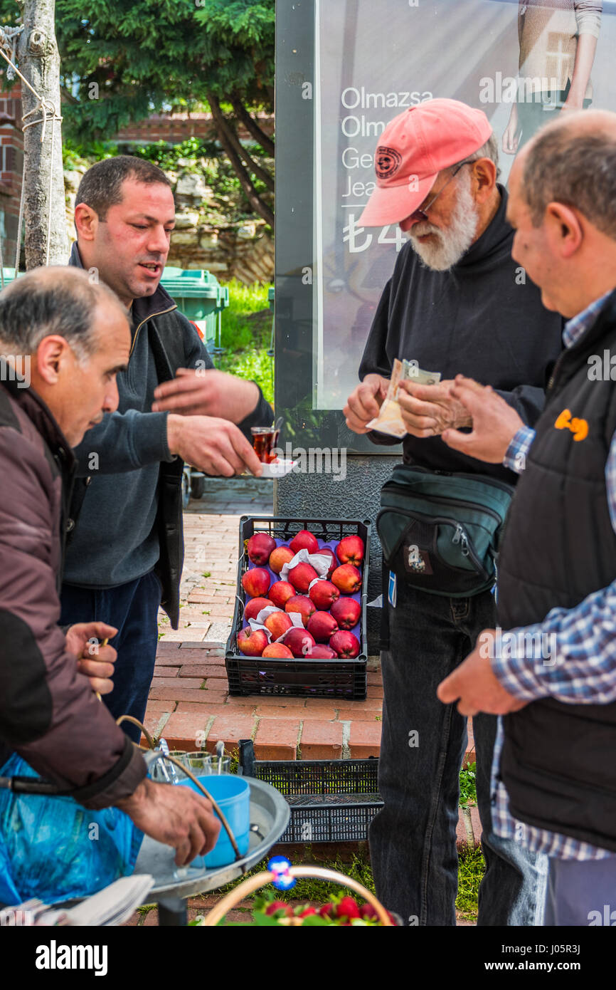 Marché dans la vieille ville d'Istanbul, Turquie, la vente de fruits et ...