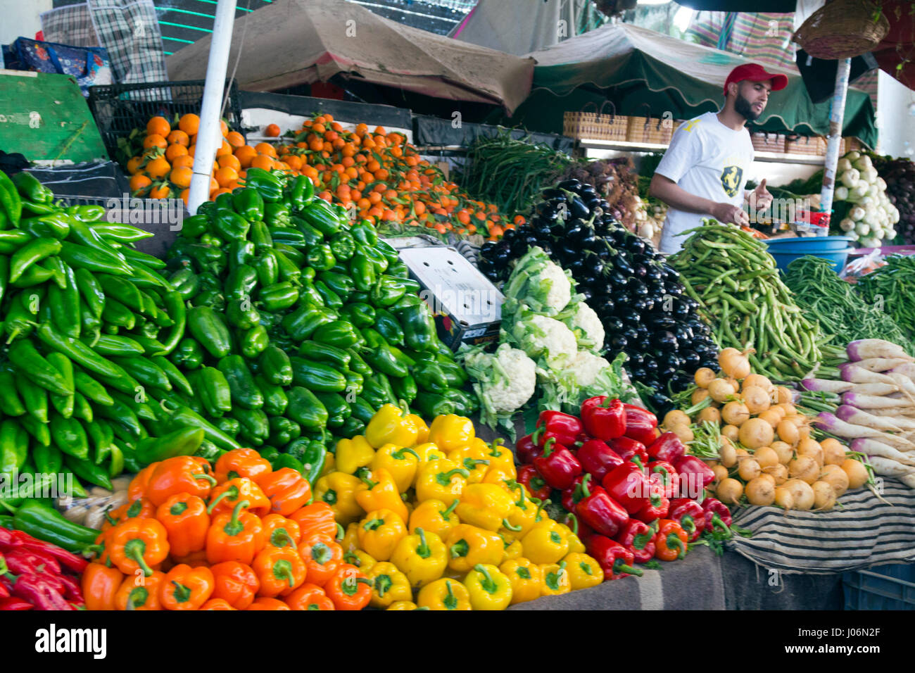 Les fruits et légumes sur afficher dans une échoppe de marché à Agadir ...