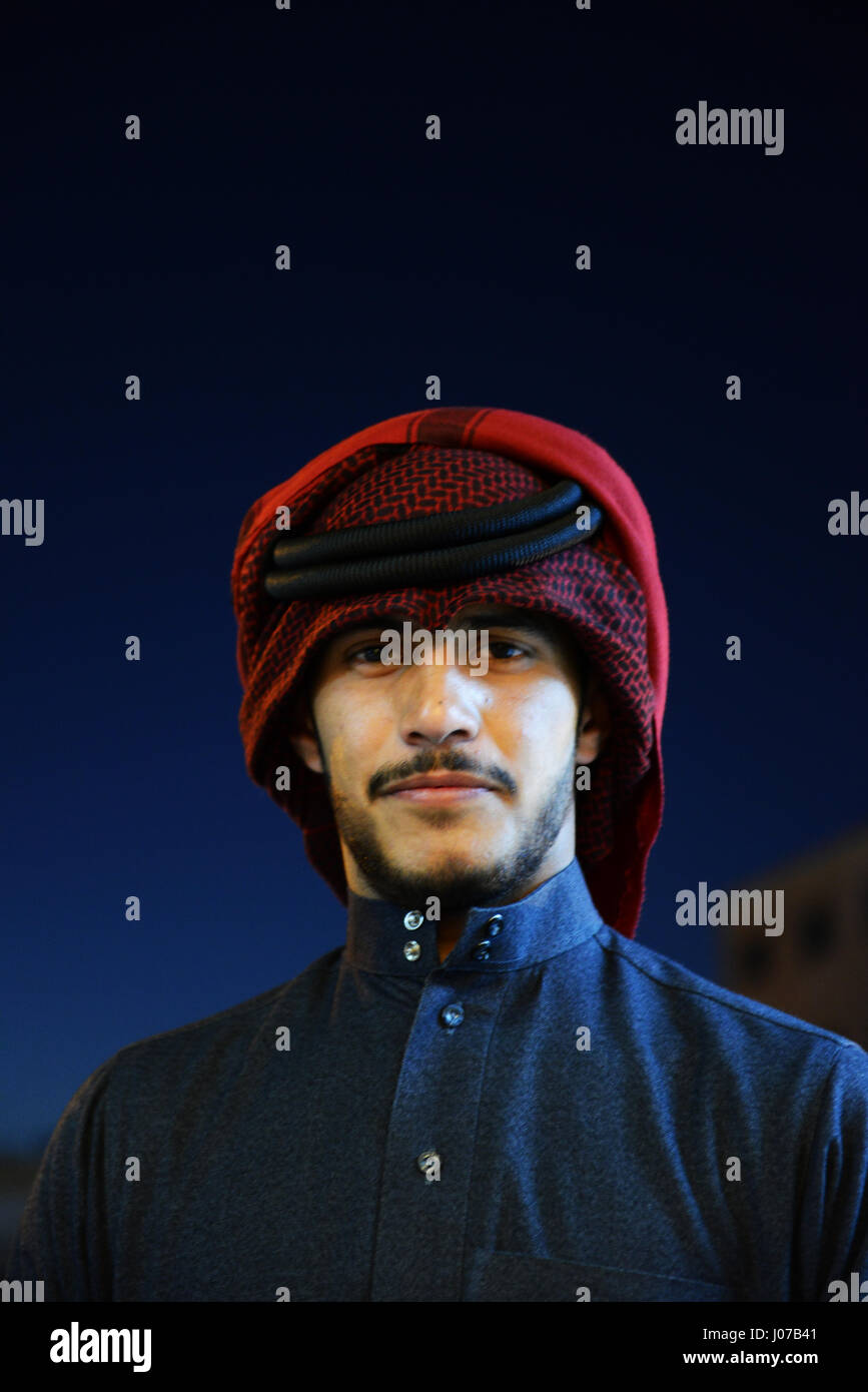 Portrait d'un jeune homme portant un Bédouin jordanien keffieh ...