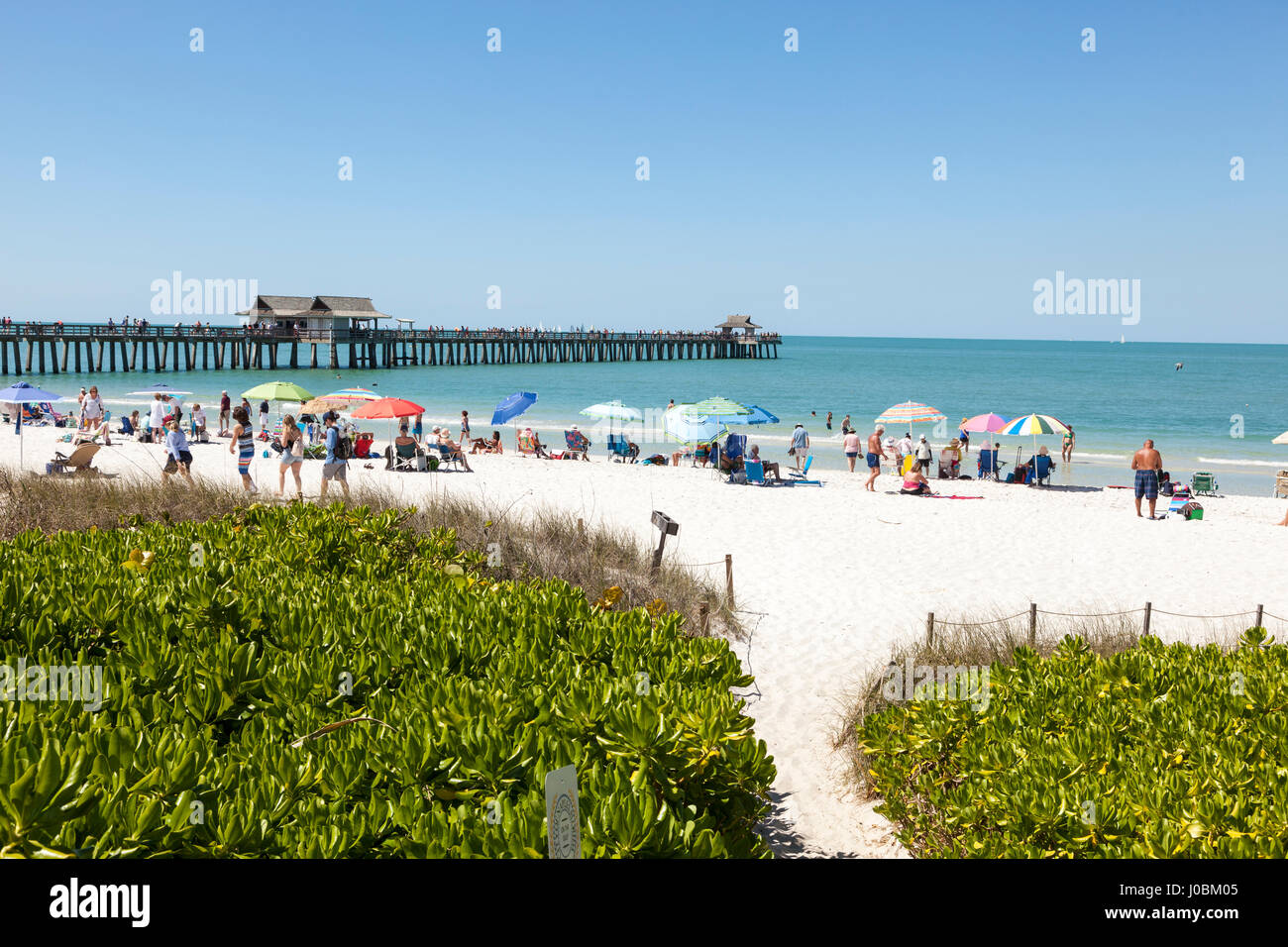 Naples, FL, USA - Le 18 mars 2017 : Belle plage de sable blanc de la ...