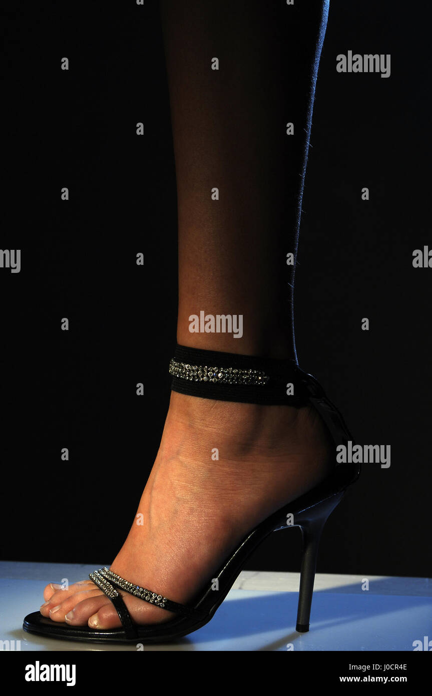 Pied de la femme avec des chaussures à talons hauts Photo Stock - Alamy