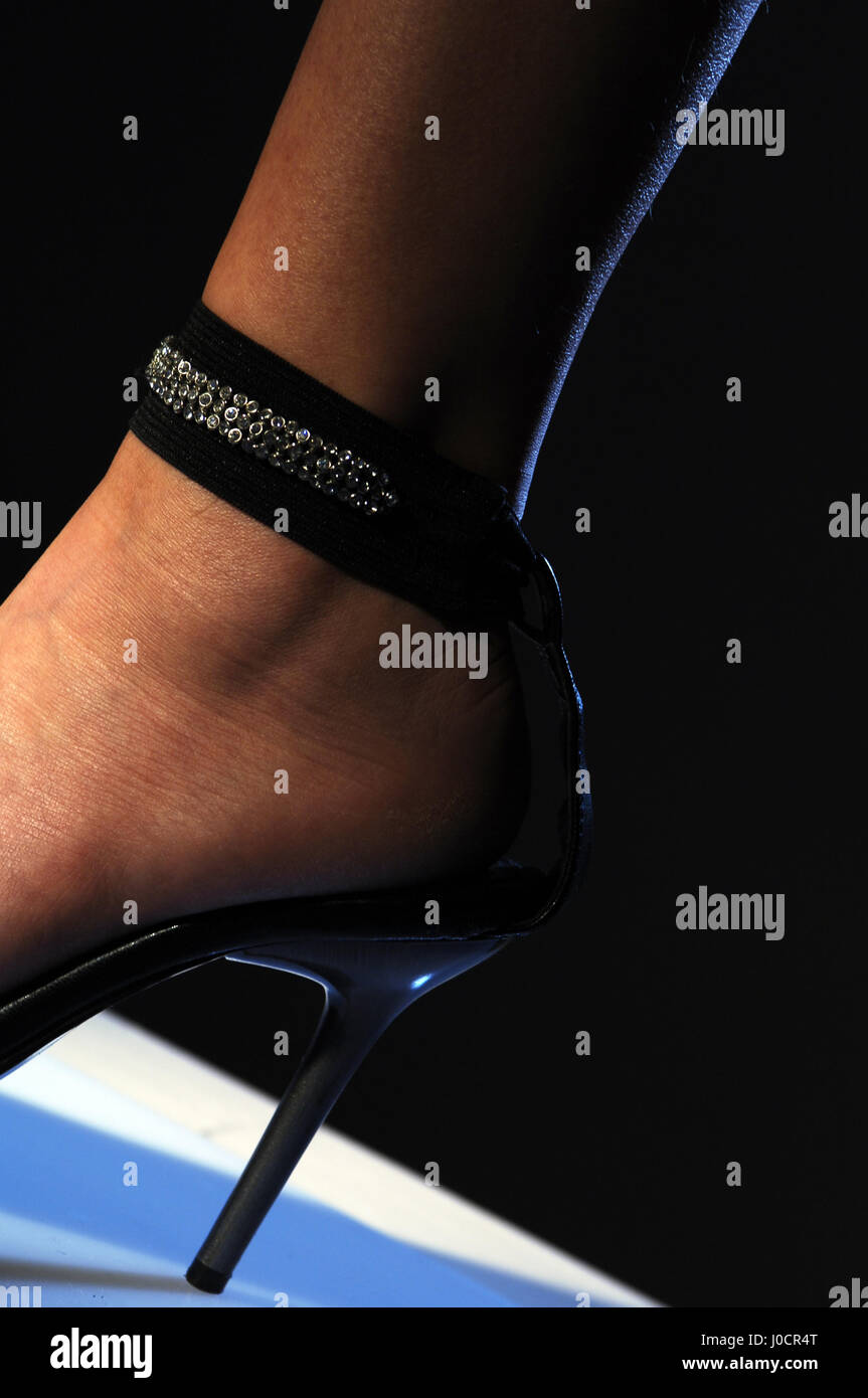 Pied de la femme avec des chaussures à talons hauts Photo Stock - Alamy