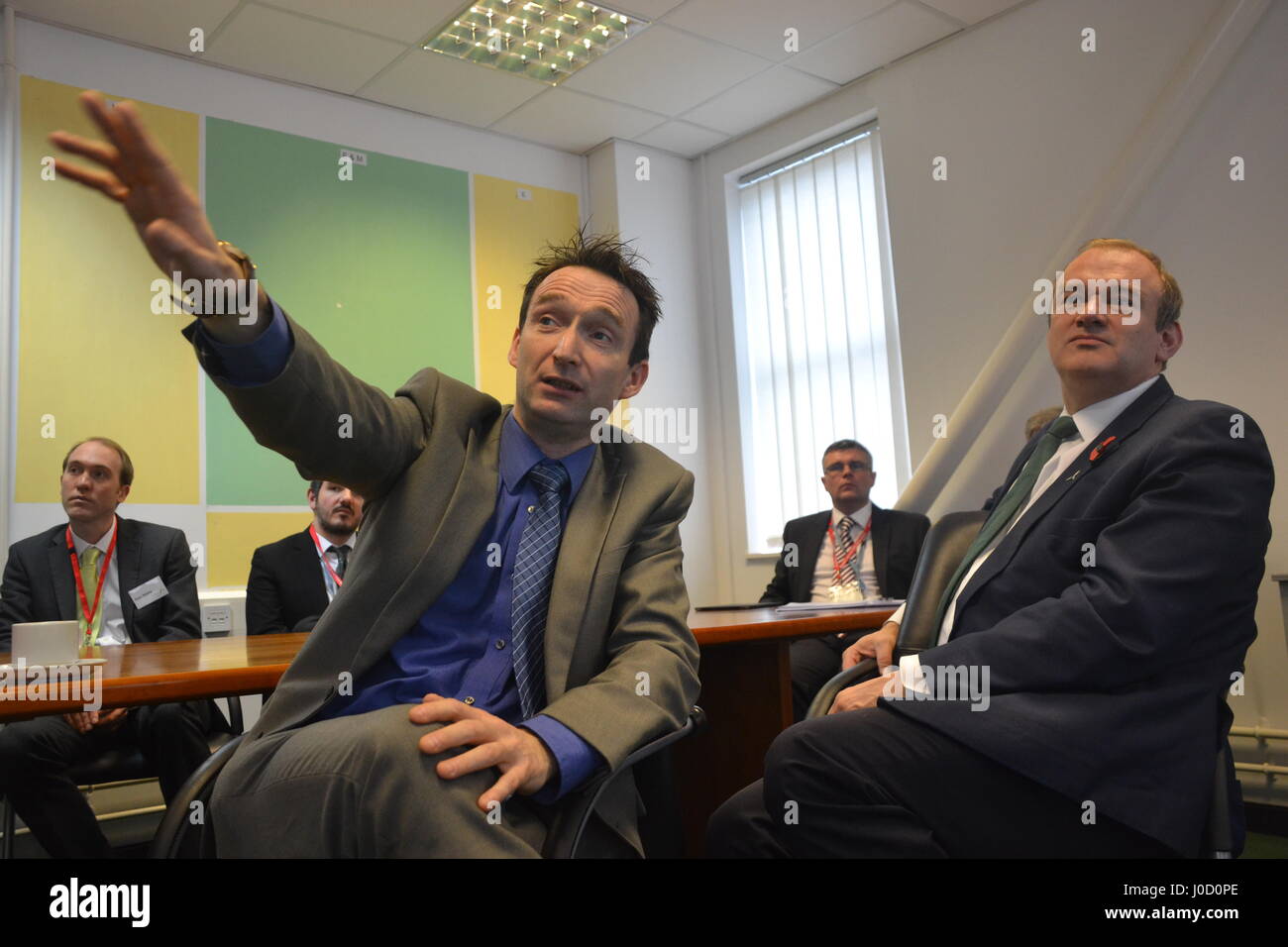 Ed Davey & John Leech visite d'un projet d'efficacité énergétique menés ...