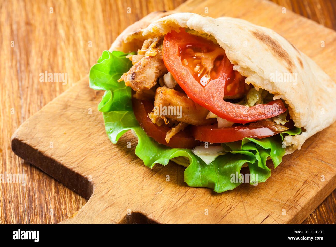 Döner Kebab - viande de poulet frit avec des légumes dans du pain pita ...