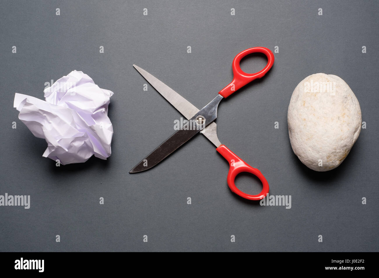 Ciseaux de papier en pierre Banque de photographies et d’images à haute résolution - Alamy