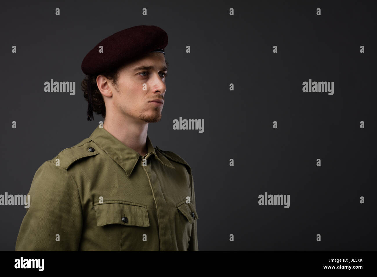 Uniforme vert Banque de photographies et d’images à haute résolution ...