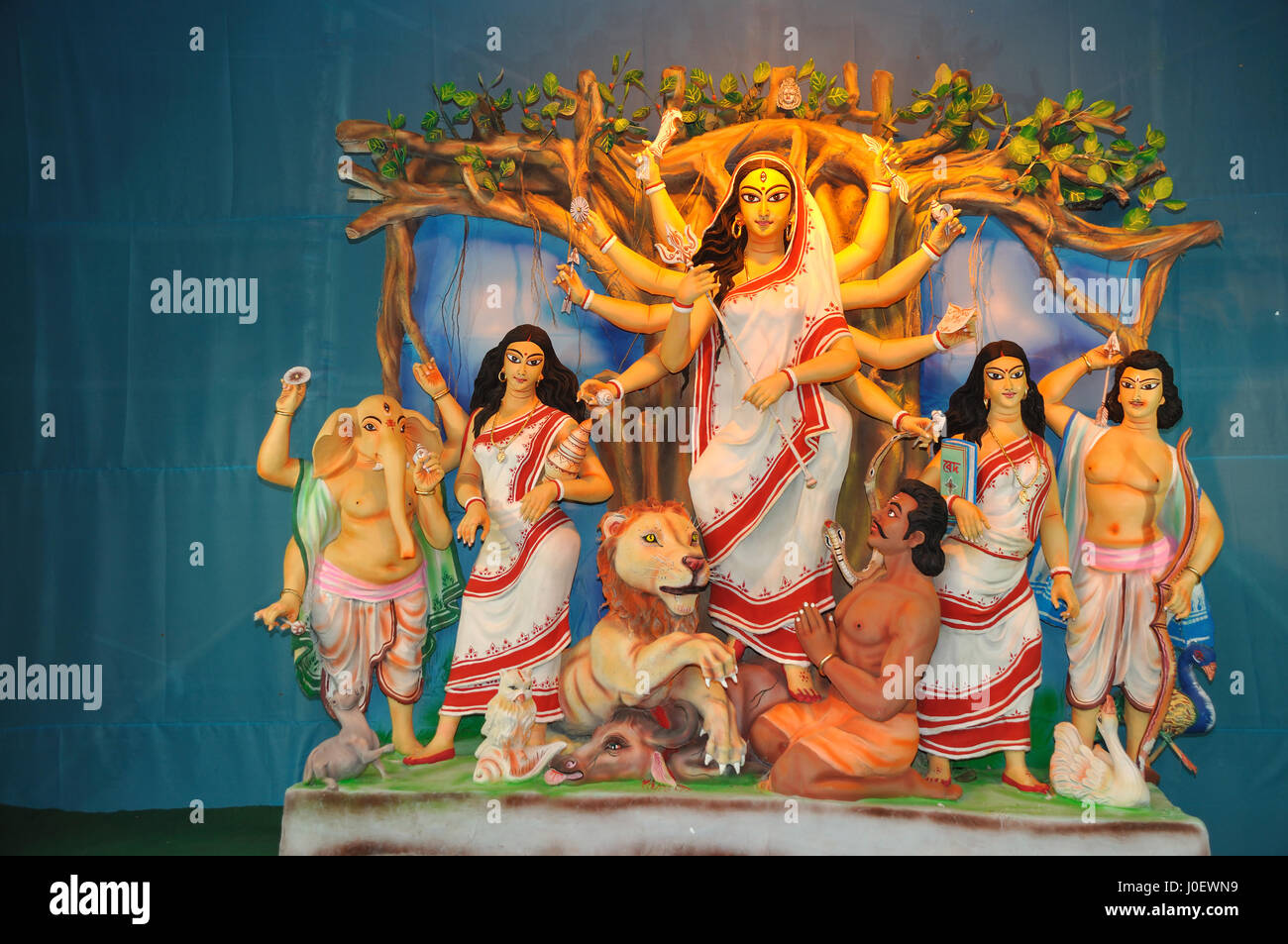 Goddess durga killing mahishasura Banque de photographies et d’images à ...
