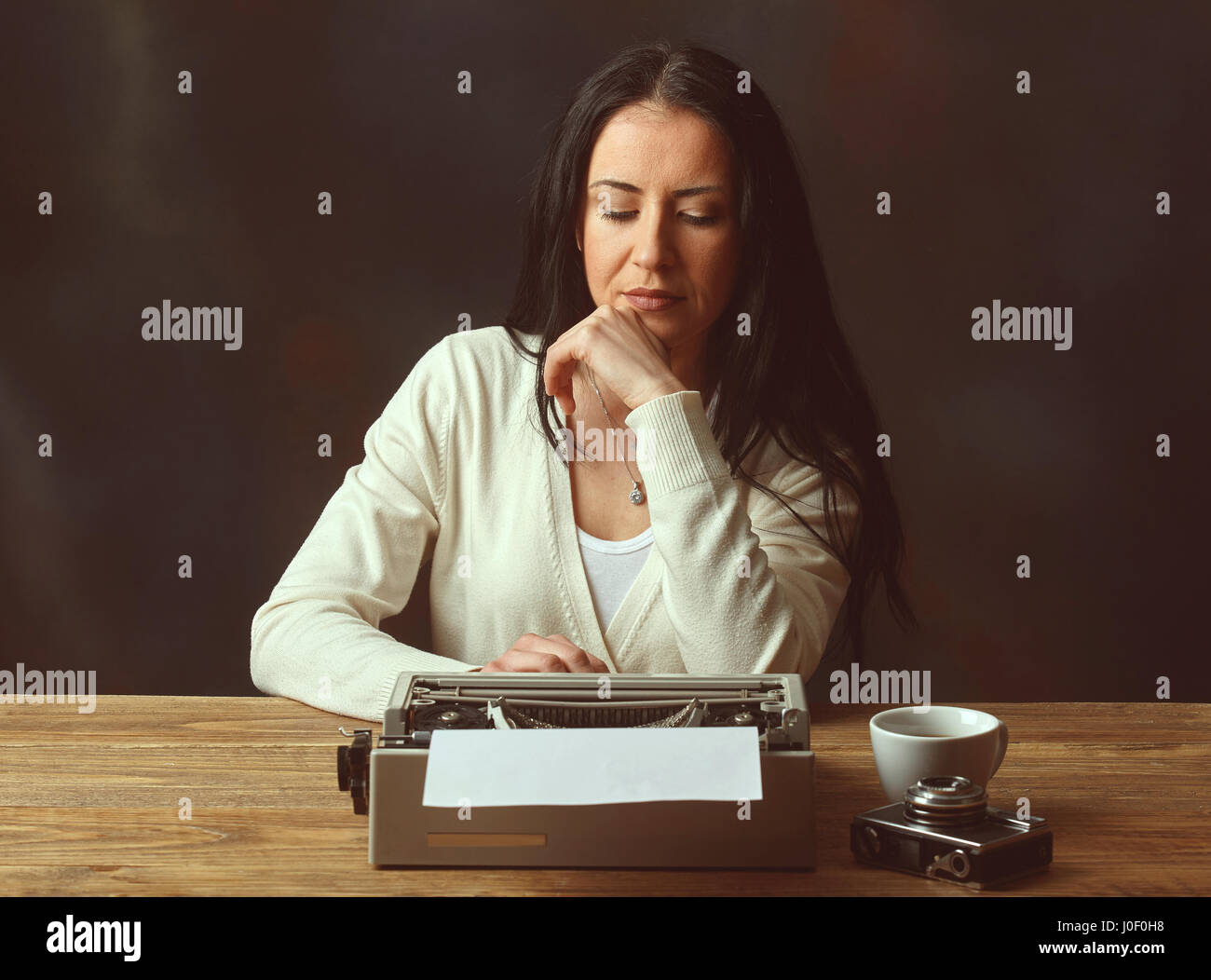 Femme écrit sur une machine à écrire Photo Stock - Alamy