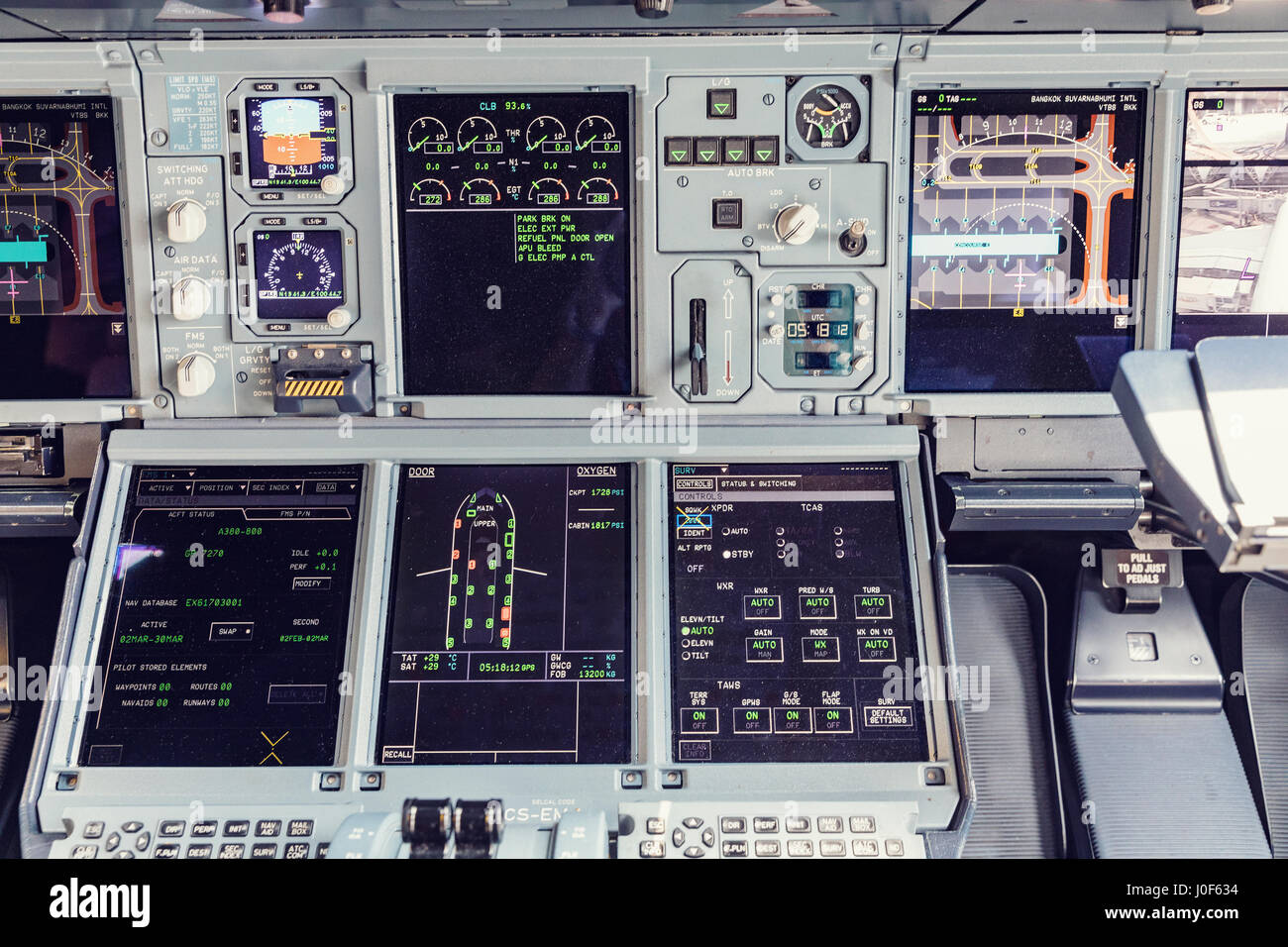 Vue détaillée de la planche de bord et la console centrale du plus ...