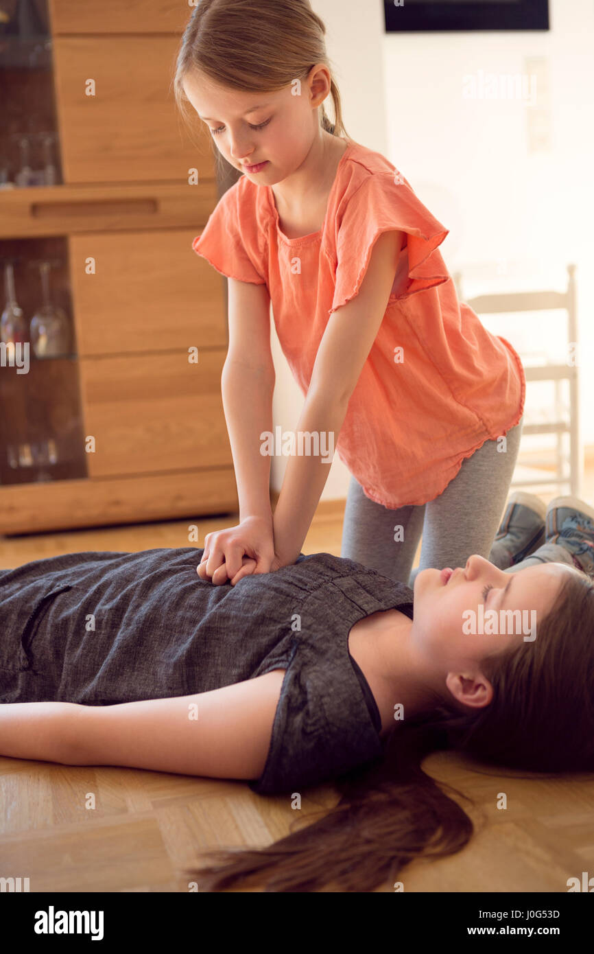 Chest compressions Banque de photographies et d’images à haute ...