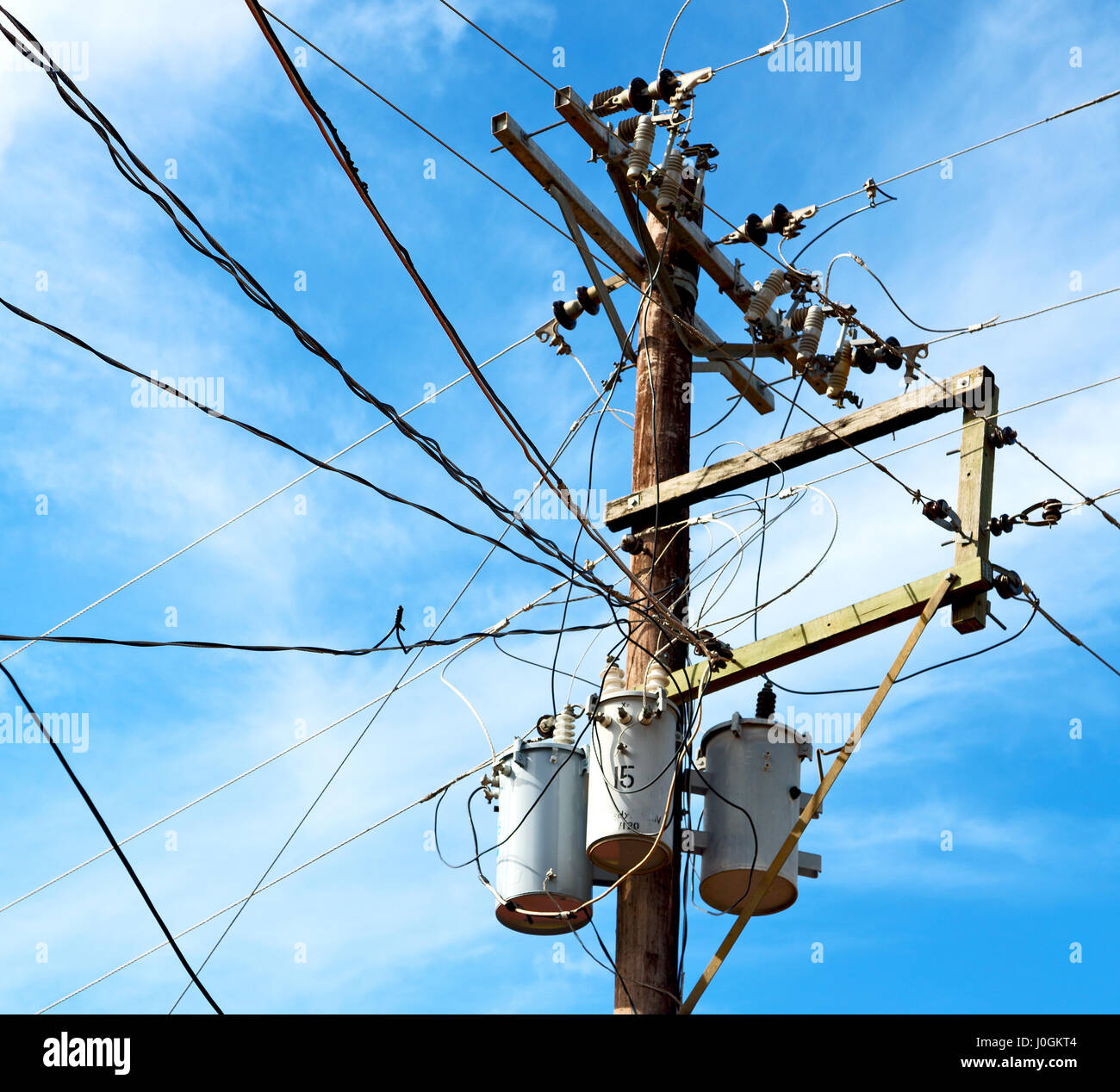 Flou dans philippines un poteau électrique avec transformateur et le ...