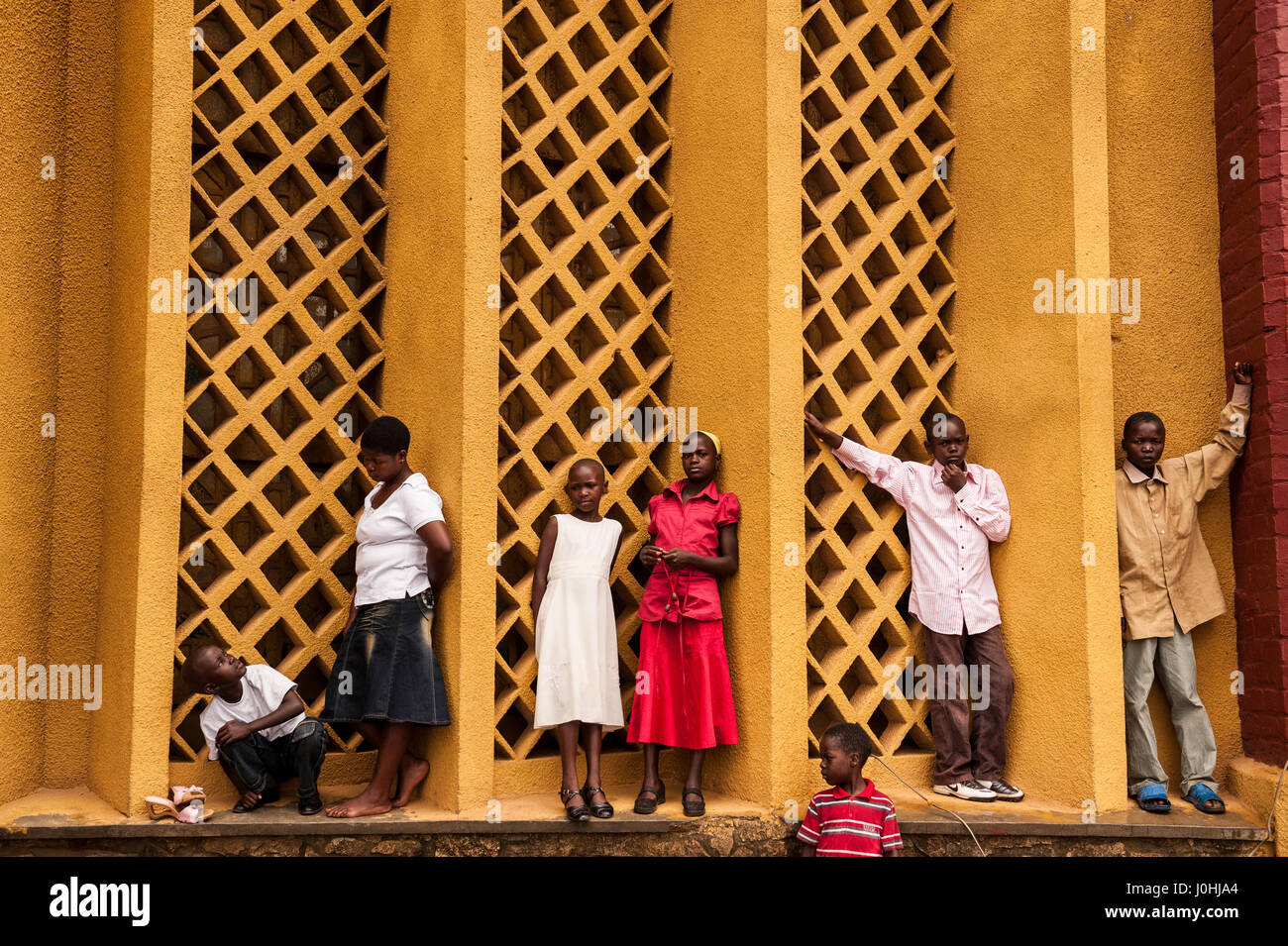 La mise à l'abri de la pluie sous les toits d'une église à Bunia, dans ...