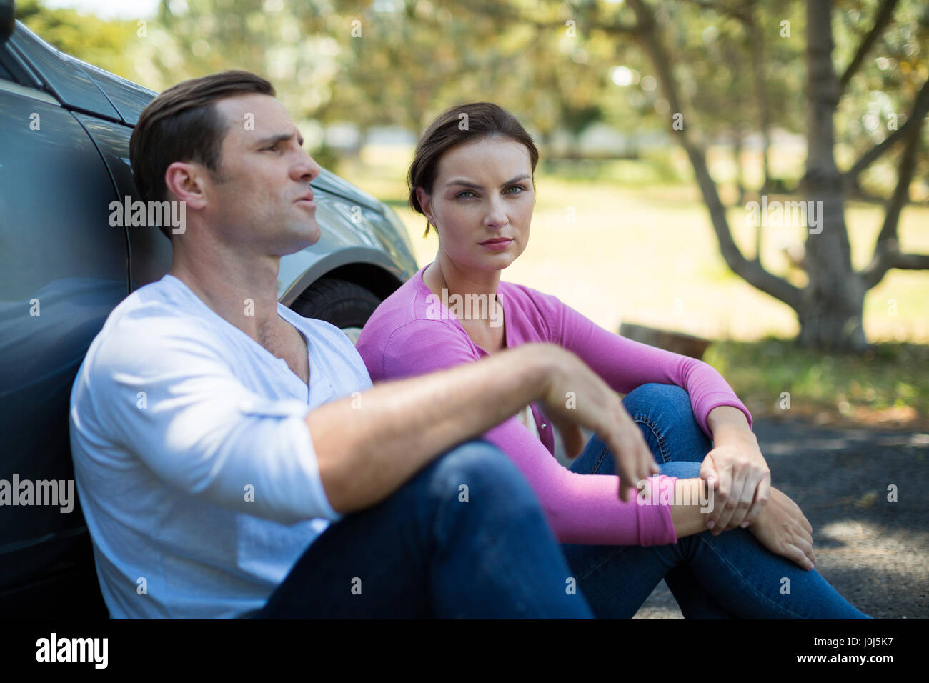Fatigué par le couple sur la voiture Photo Stock - Alamy