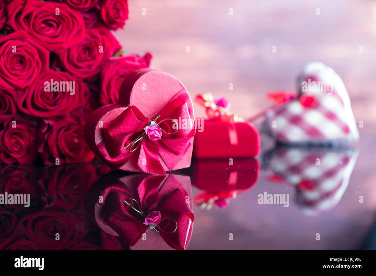 Concept de la Saint-Valentin. Coeurs et roses - symboles de la Saint ...
