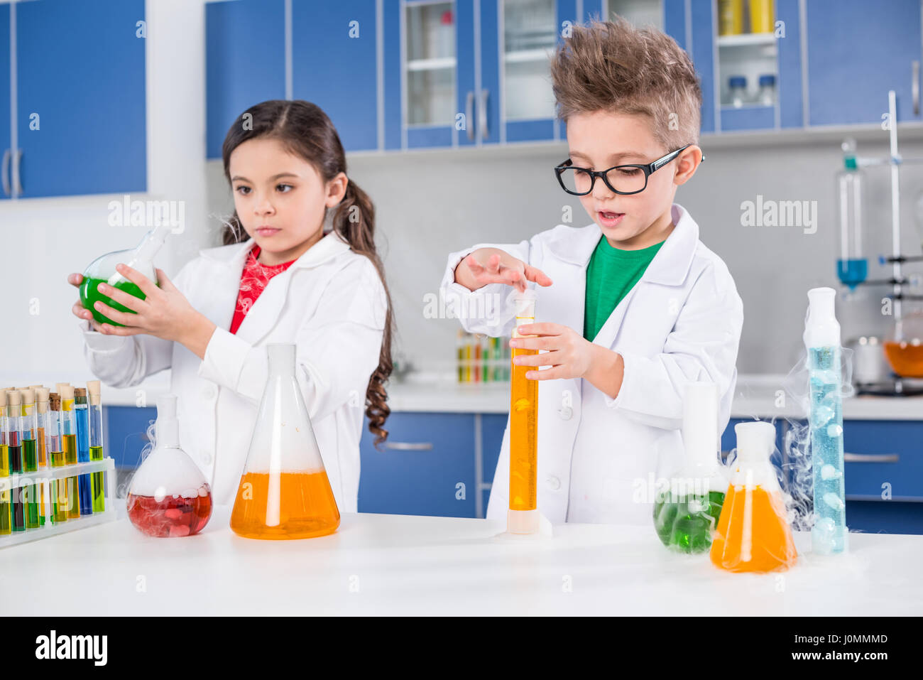 Kids Science Experiment Banque d'image et photos - Alamy