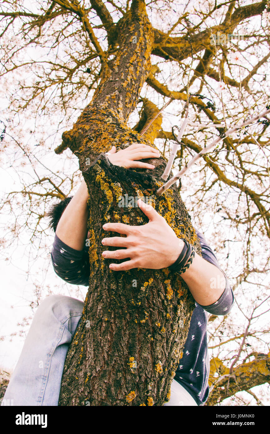 Homme Calin Arbre Banque d'image et photos - Alamy