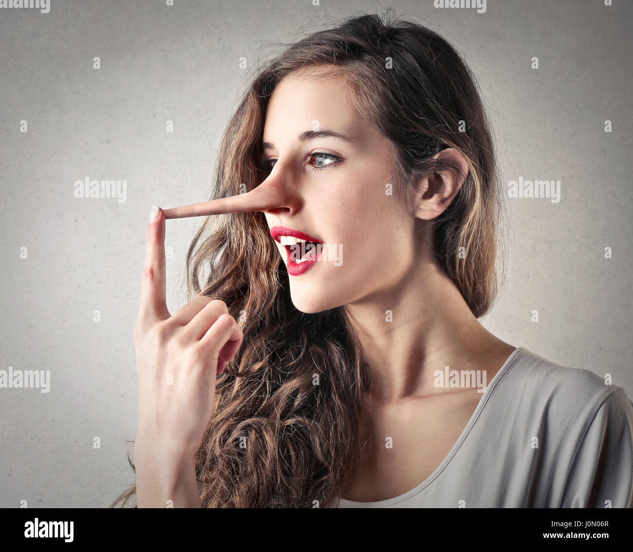 Femme Brunette avec gros nez allongé Photo Stock - Alamy