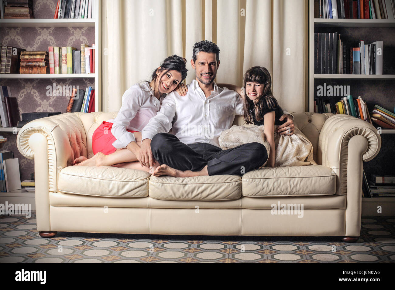 Mère Et Fille Dors Sur Canapé Banque De Photographies Et Dimages à