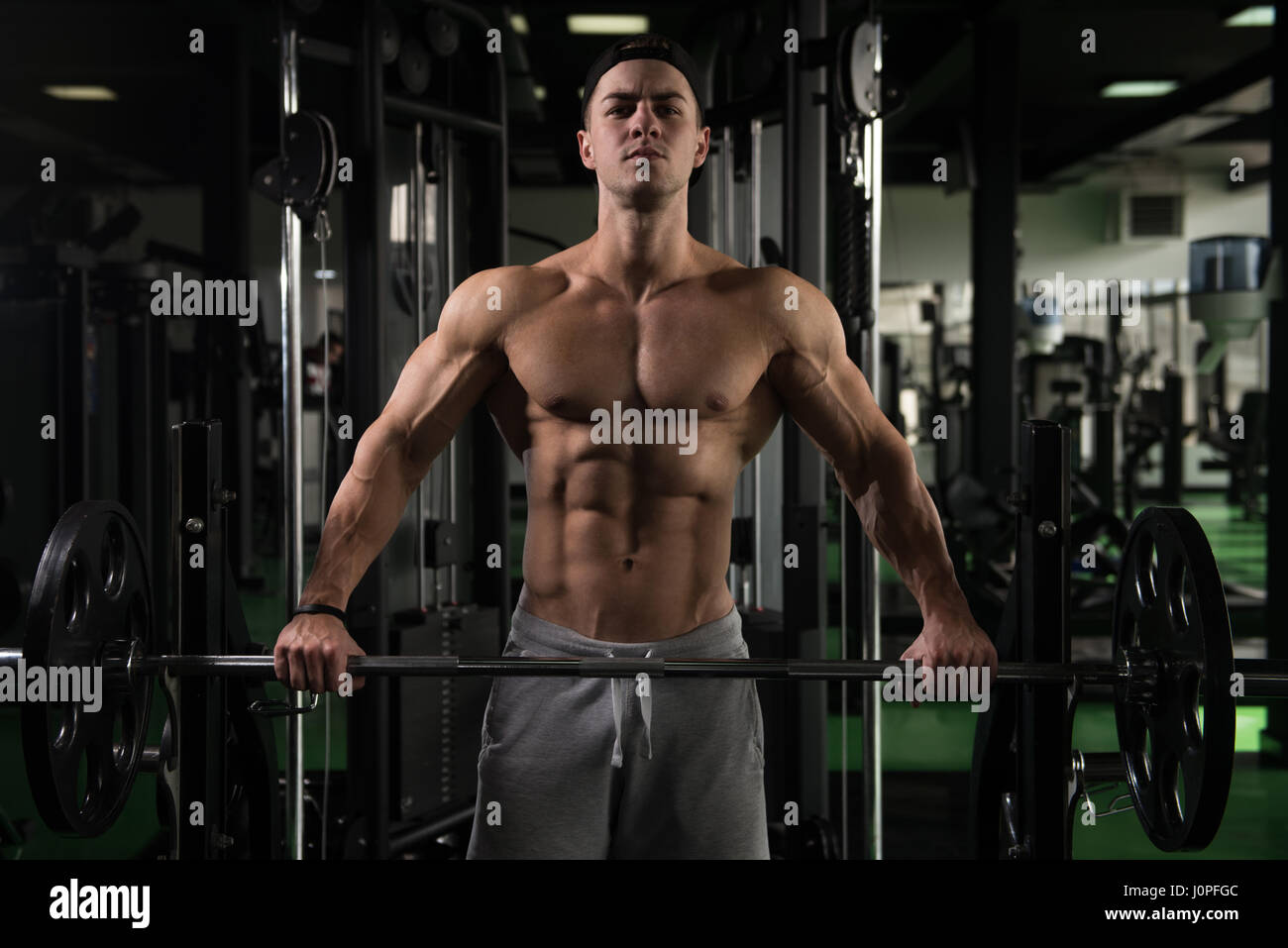 L'homme musclé se reposant après exercices - Portrait d'un jeune homme ...
