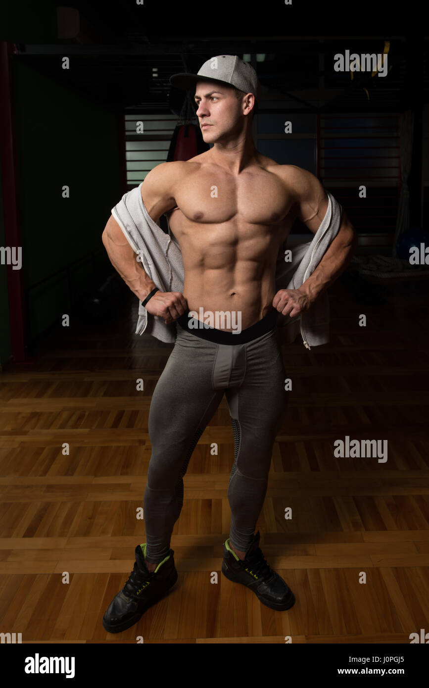 Portrait d'un jeune homme en bonne forme physique montrant son corps ...