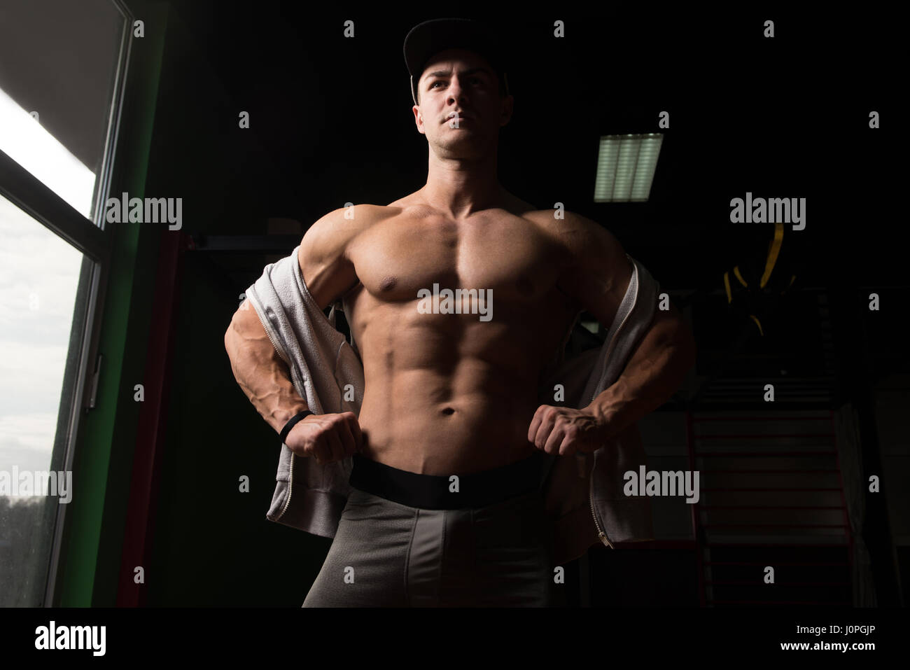 Portrait d'un jeune homme en bonne forme physique montrant son corps ...
