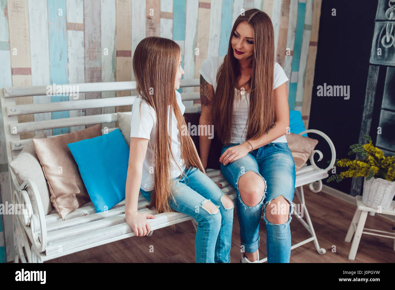 Mère et fille avec de beaux cheveux longs et de porter les mêmes ...