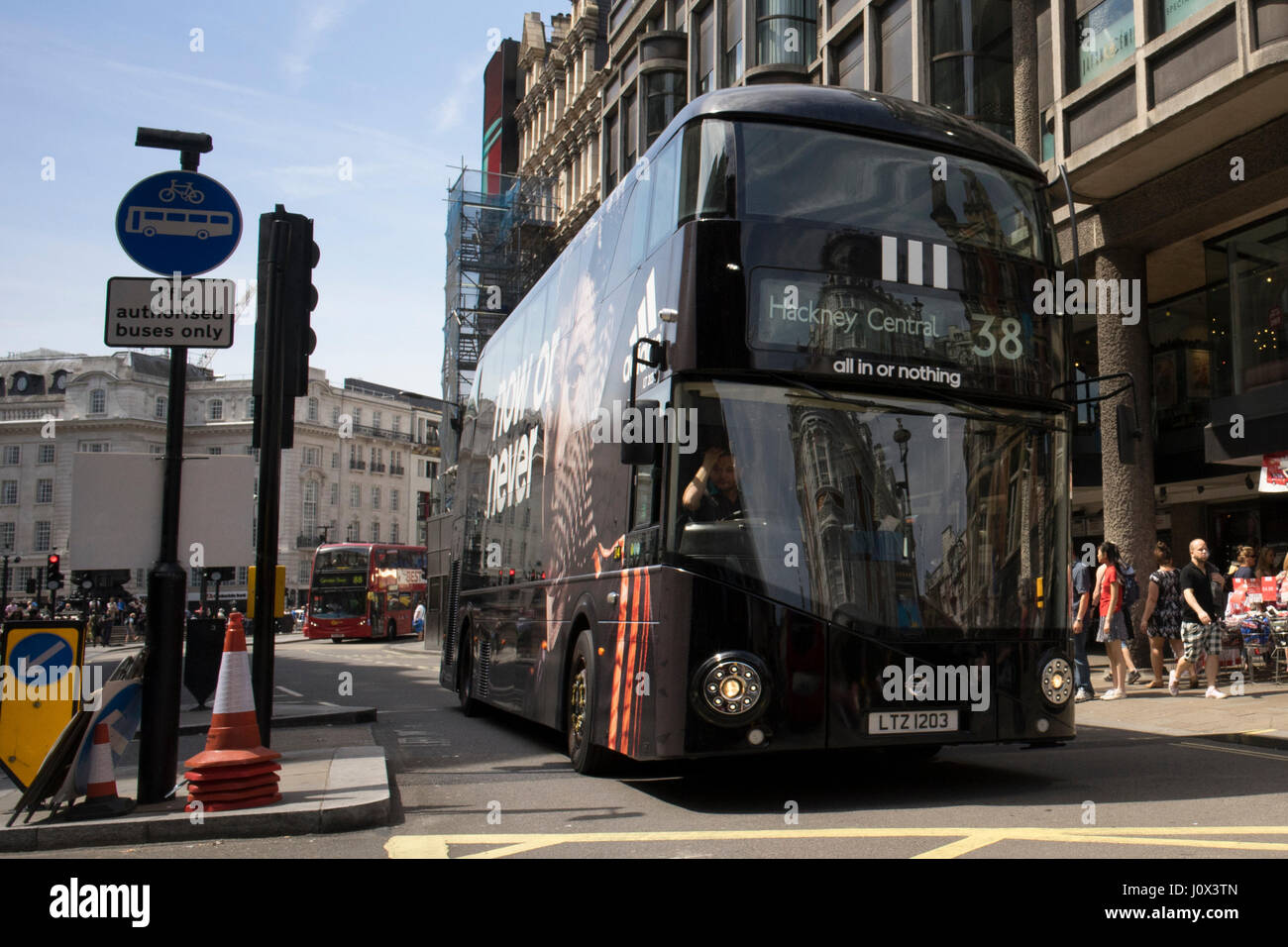 Black london bus Banque de photographies et d’images à haute résolution ...