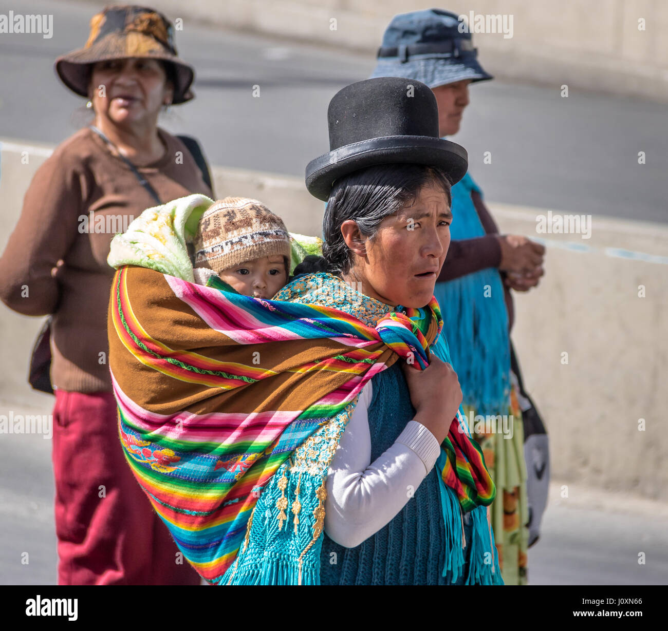 Femme traditionnelle (Cholita) en vêtements typiques avec bébé au dos ...