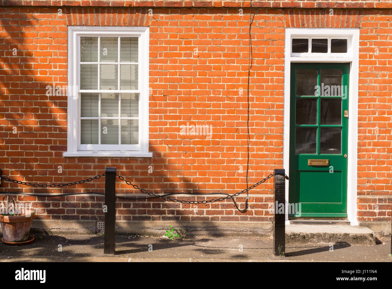 White front door red brick Banque de photographies et d’images à haute ...