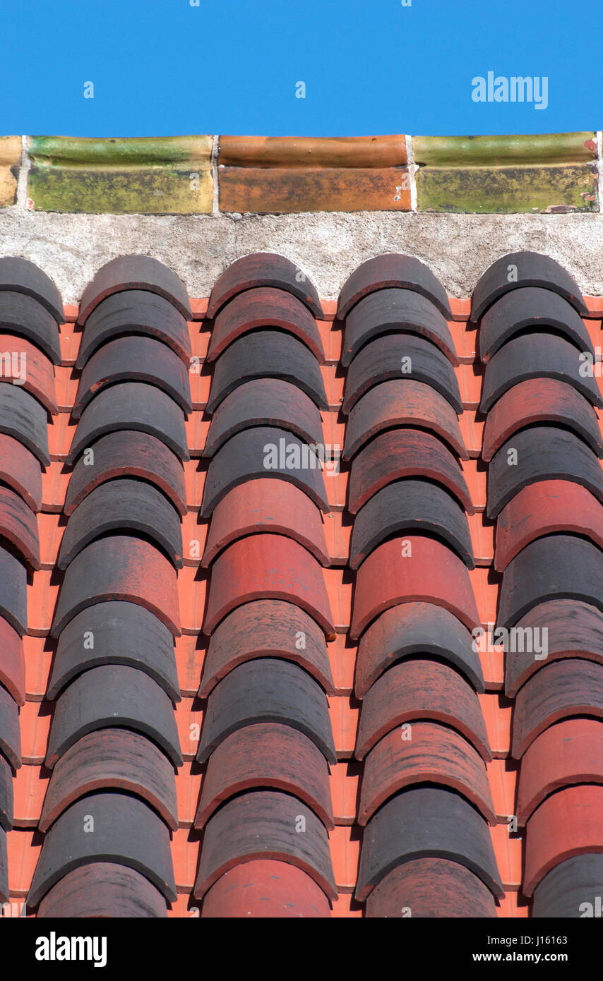 Tuiles de toit rouges espagnoles typiques Banque de photographies et d ...
