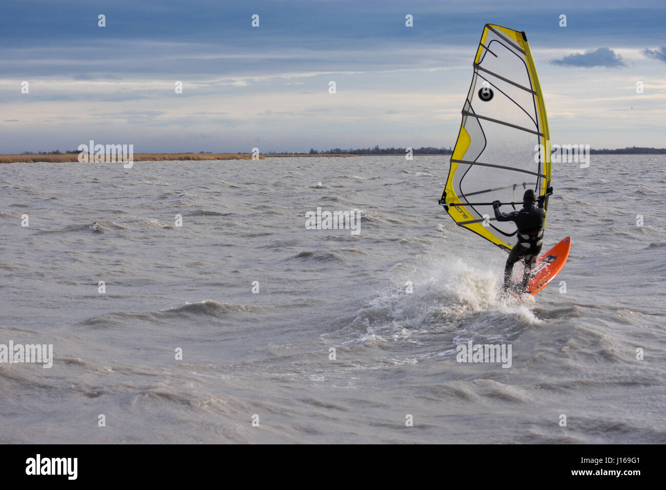 Planche sur le Neusiedlersee (Lac de Neusiedl) jouer avec du vent fort ...