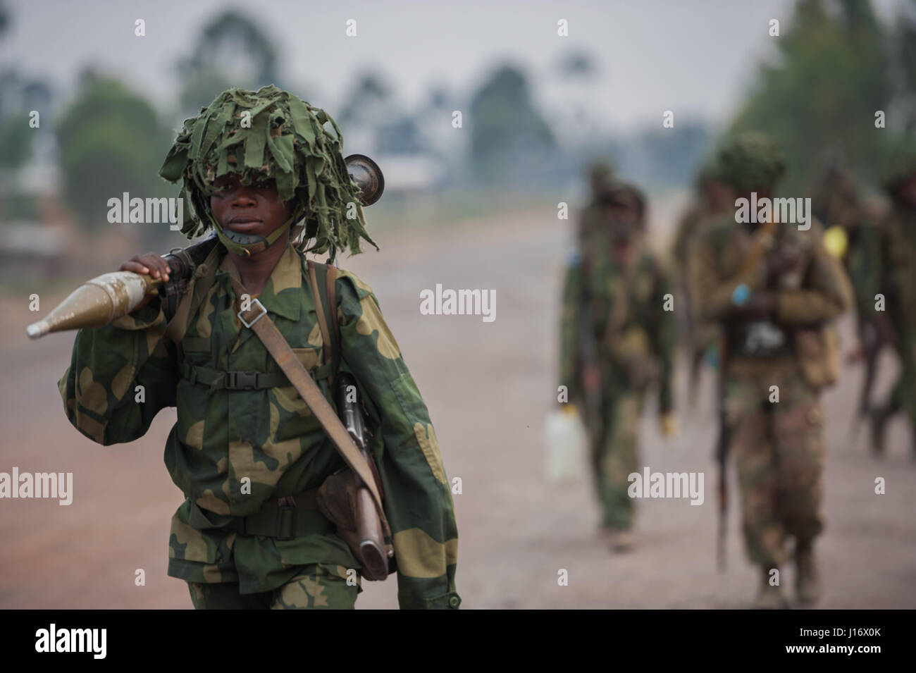 L'armée nationale de la RDC (FARDC) approche les soldats pendant les ...